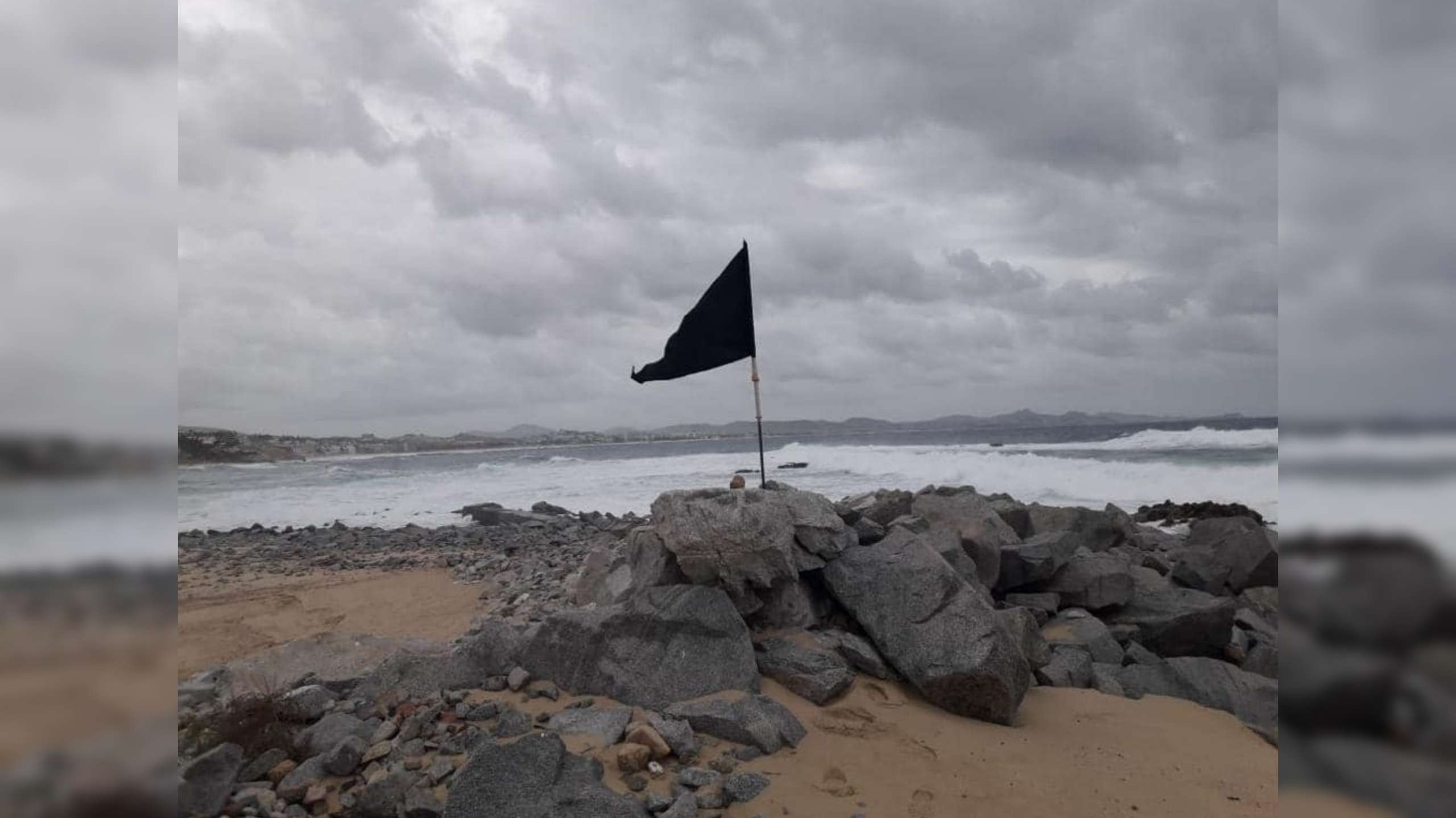 Han sido colocadas banderas negras en todas las playas del destino ...